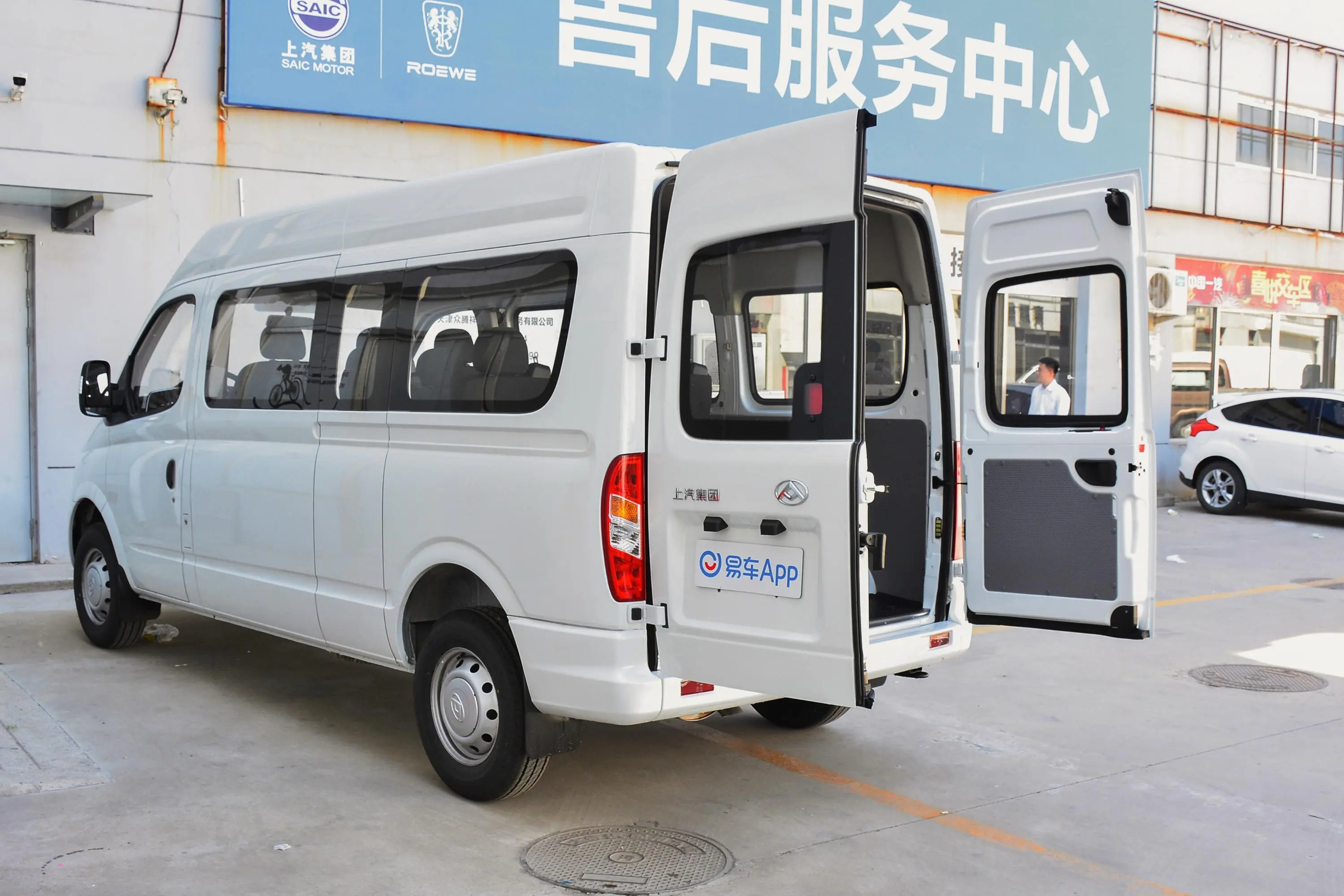 【上汽大通MAXUS V80经典傲运通 2.0T AMT中轴中顶(127Ps) 6/7/8/9座后备厢开启45度侧拍图片-汽车图片大全】-易车