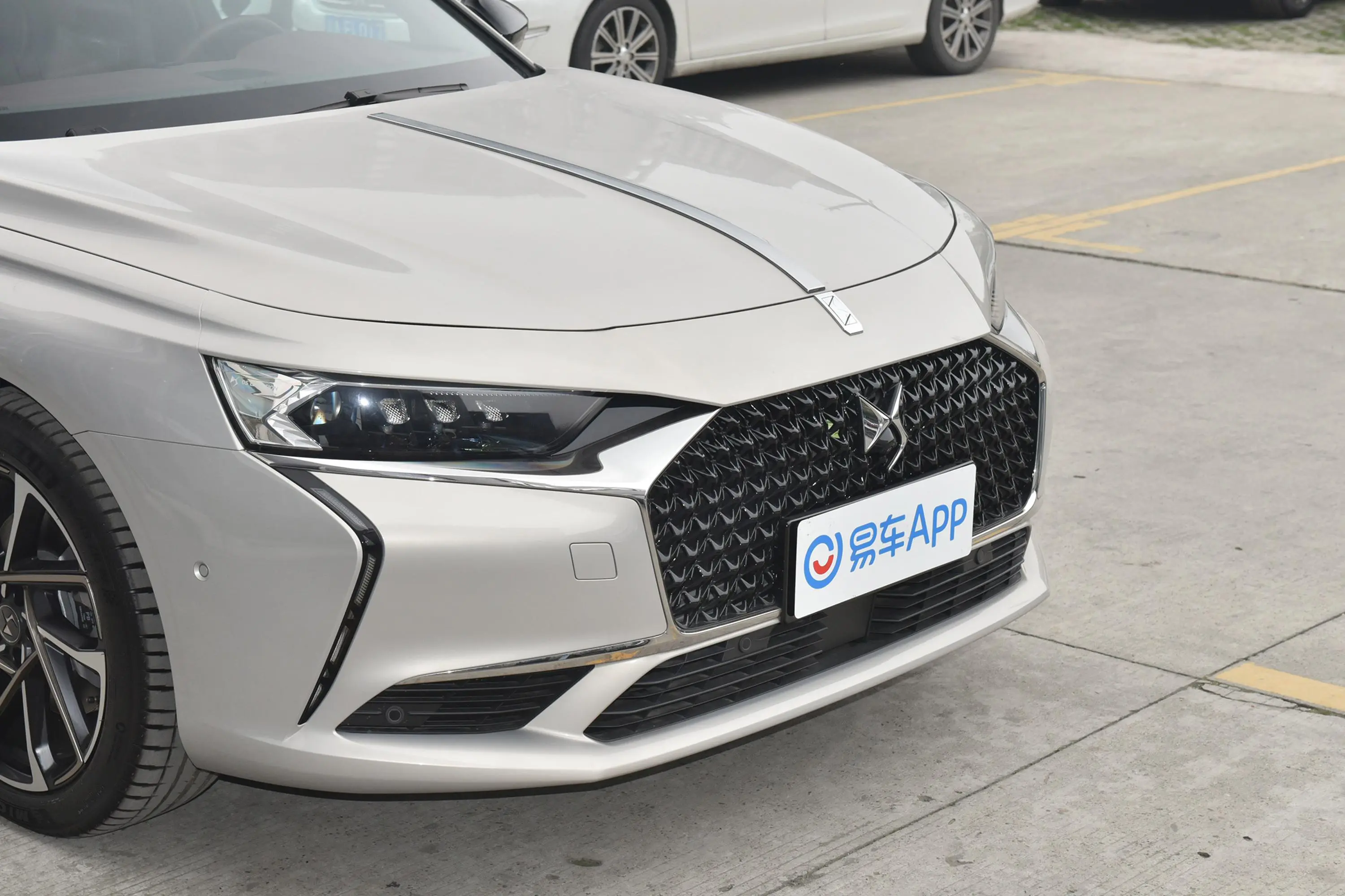 【DS 945THP 歌剧院版前格栅侧俯拍图片-汽车图片大全】-易车