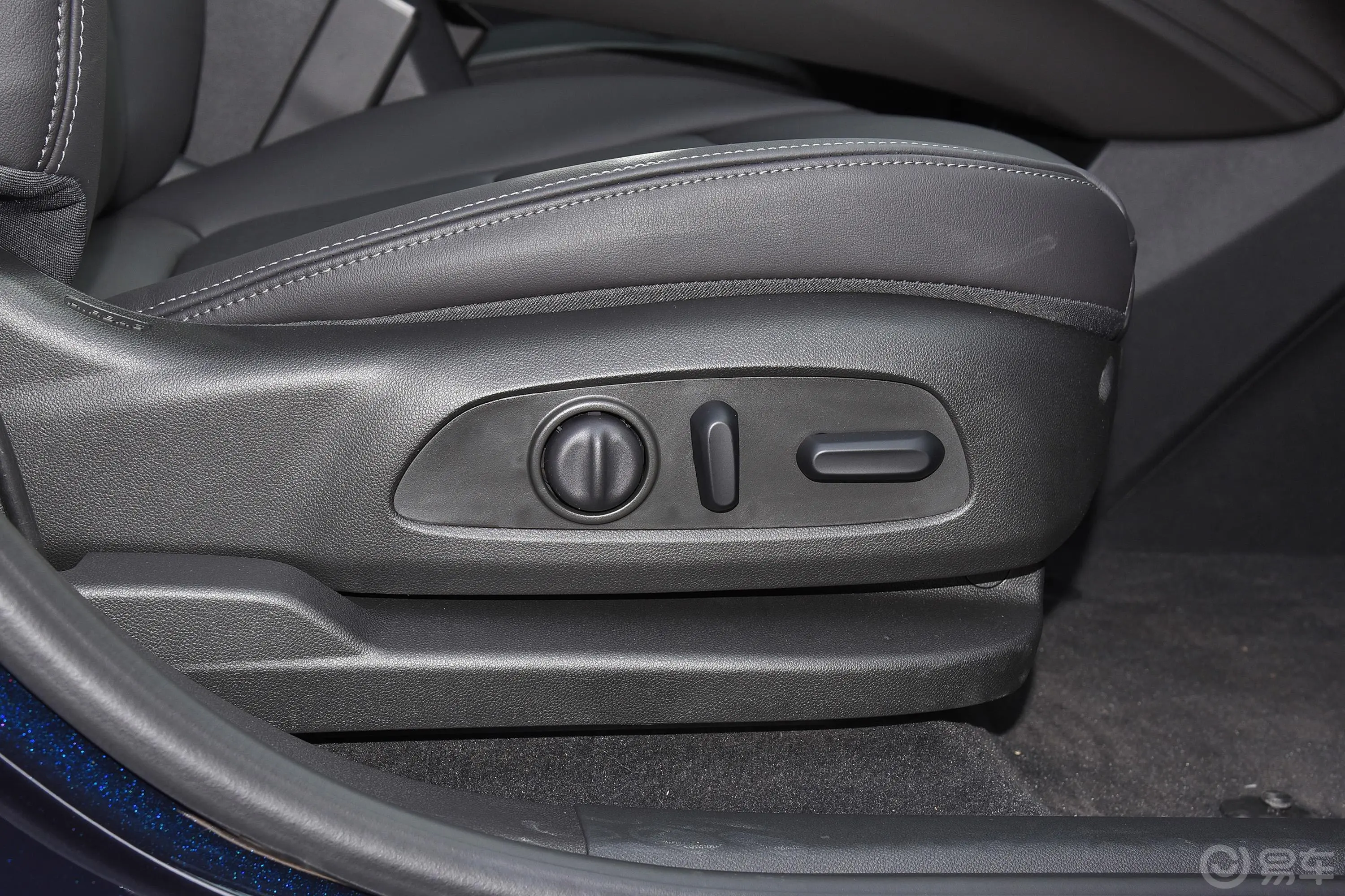 【昂科旗652T 两驱尊贵型 7座副驾座椅调节图片-汽车图片大全】-易车