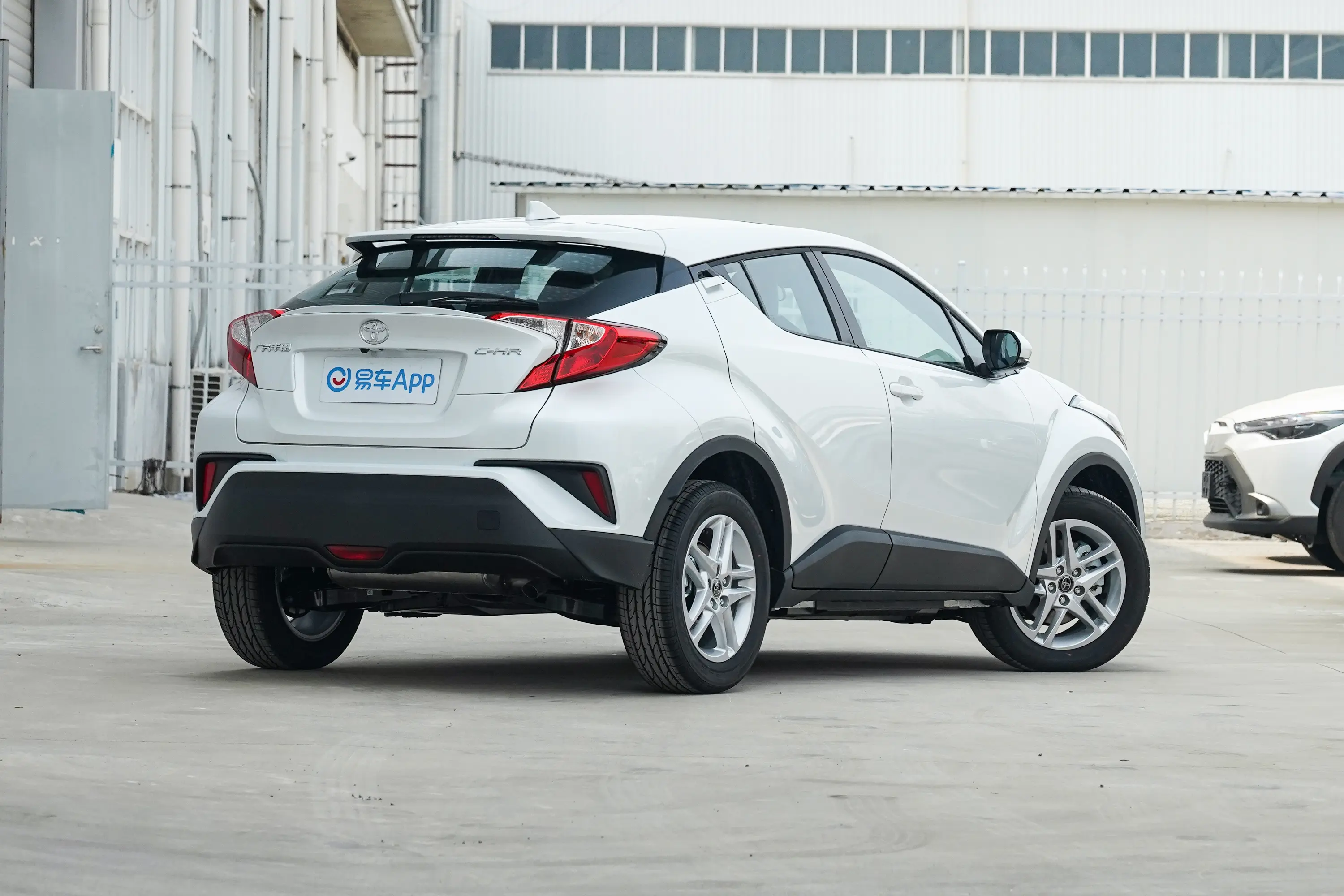 【丰田C-HR2.0L 领先版侧后45度车头向右水平图片-汽车图片大全】-易车