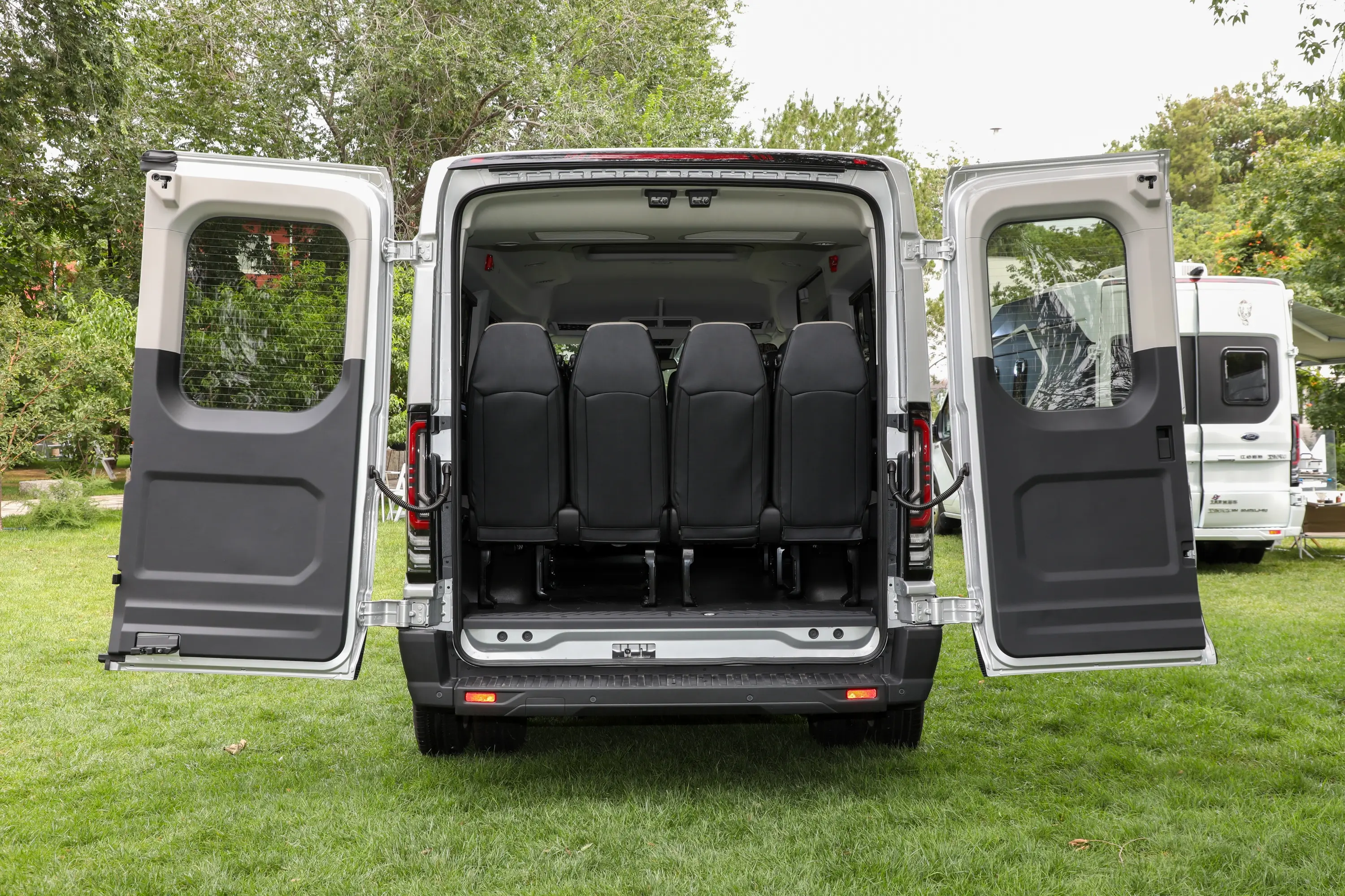 【全顺T8 满配版 2.3T 自动长轴中顶商旅版后双胎 15座后备厢图片-汽车图片大全】-易车