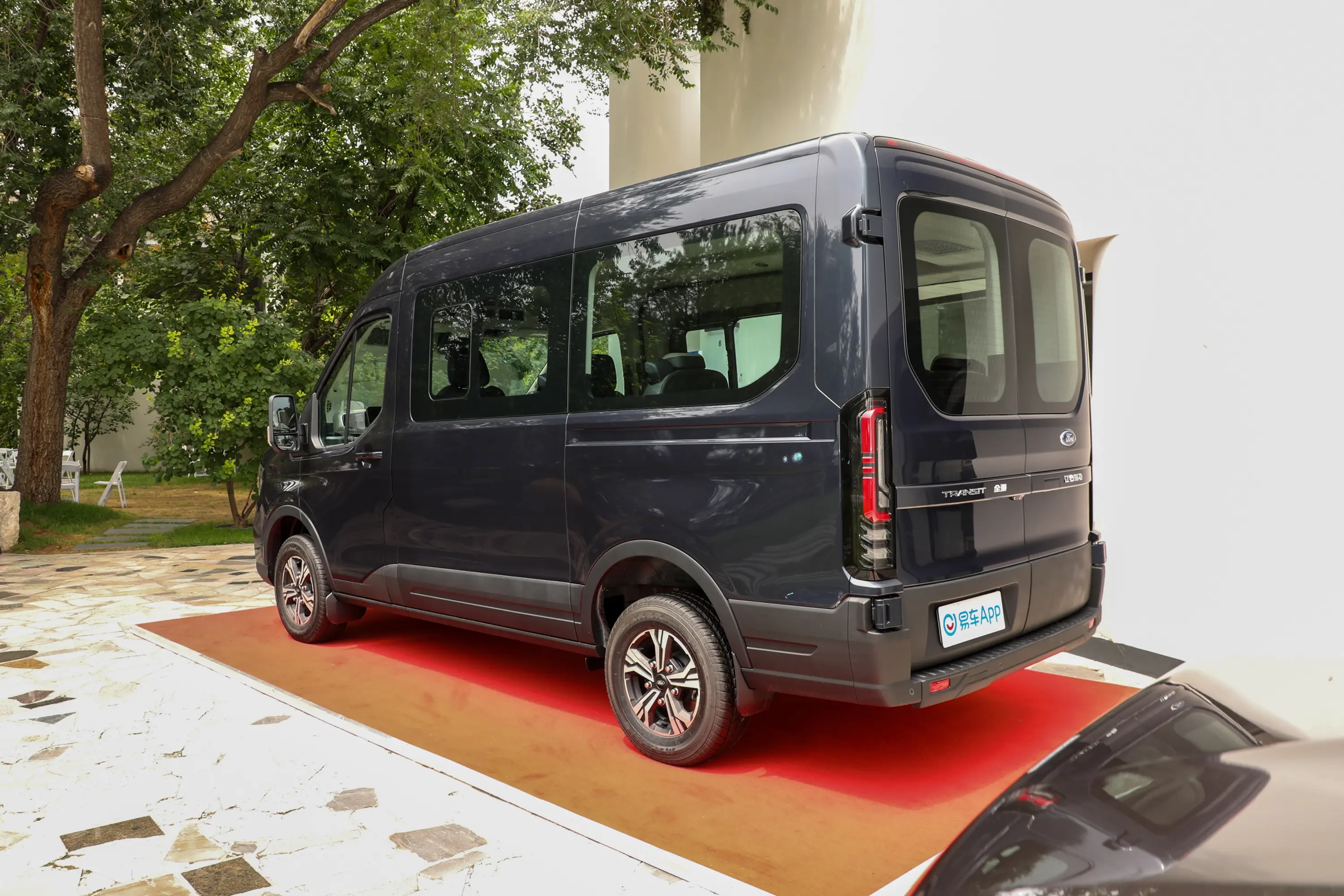 【全顺T8 满配版 2.3T 自动中轴中顶商旅版 9座侧后45度车头向左水平图片-汽车图片大全】-易车