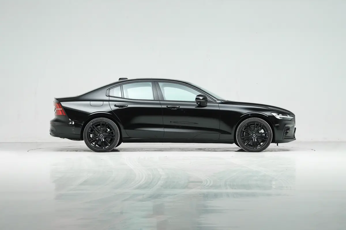 【沃尔沃S60 RECHARGET8 四驱智雅极夜黑版正侧车头向右水平图片-汽车图片大全】-易车