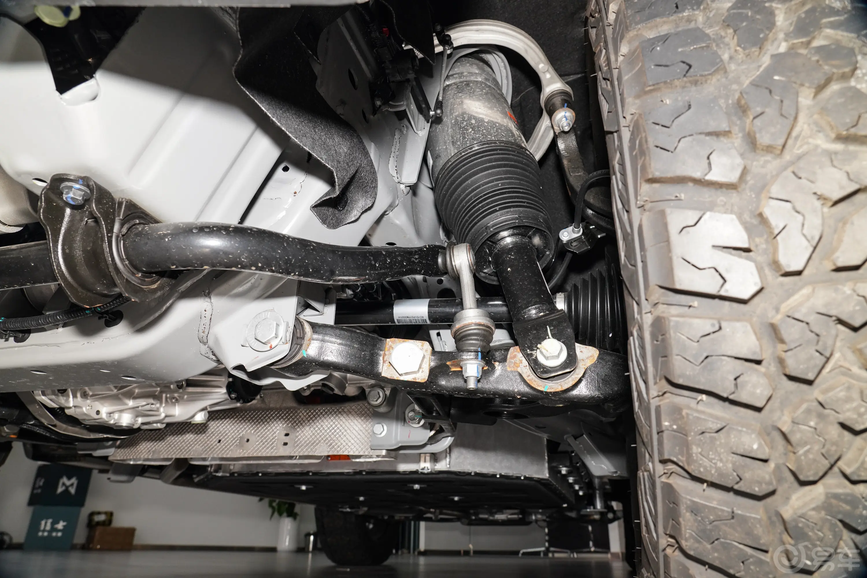 【猛士917增程版 200km左侧前悬架图片-汽车图片大全】-易车