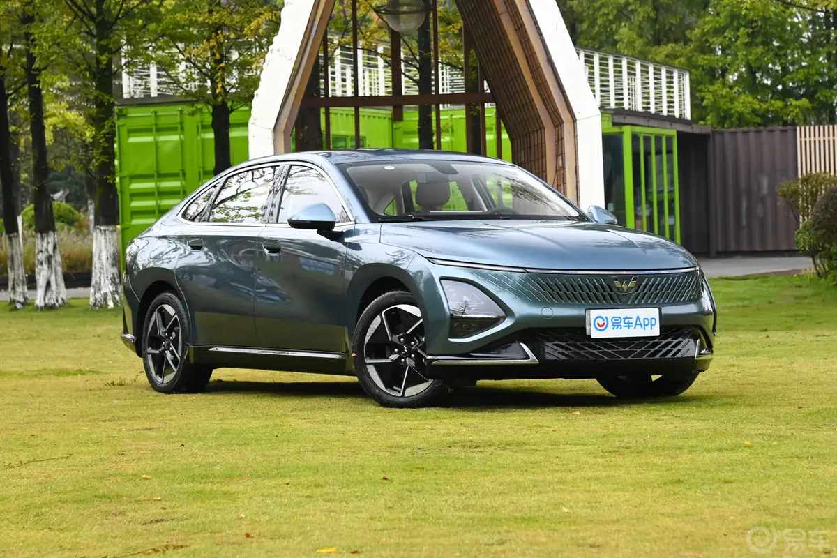 【五菱星光插电混动 1.5L 150km 进阶版侧前45度车头向右水平图片-汽车图片大全】-易车