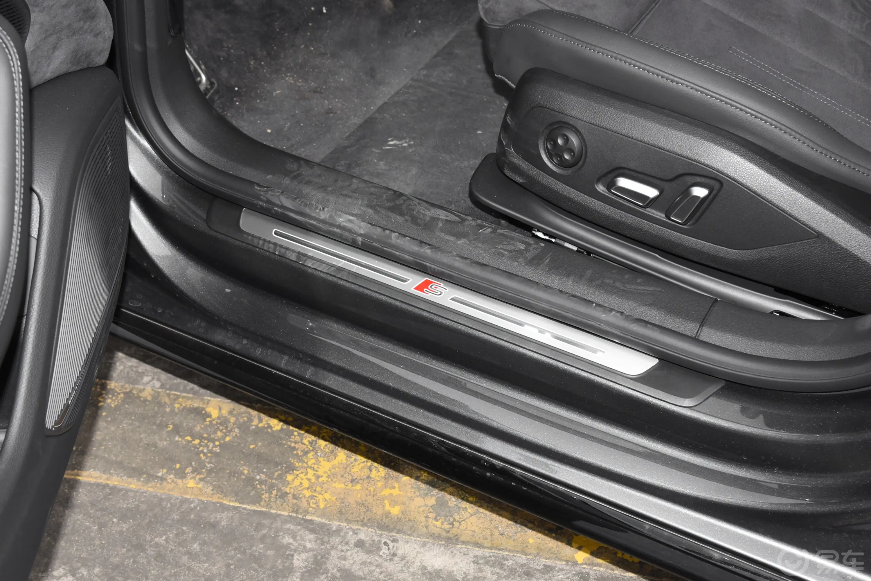 【奥迪A4L45 TFSI quattro 臻选动感型前排迎宾踏板图片-汽车图片大全】-易车