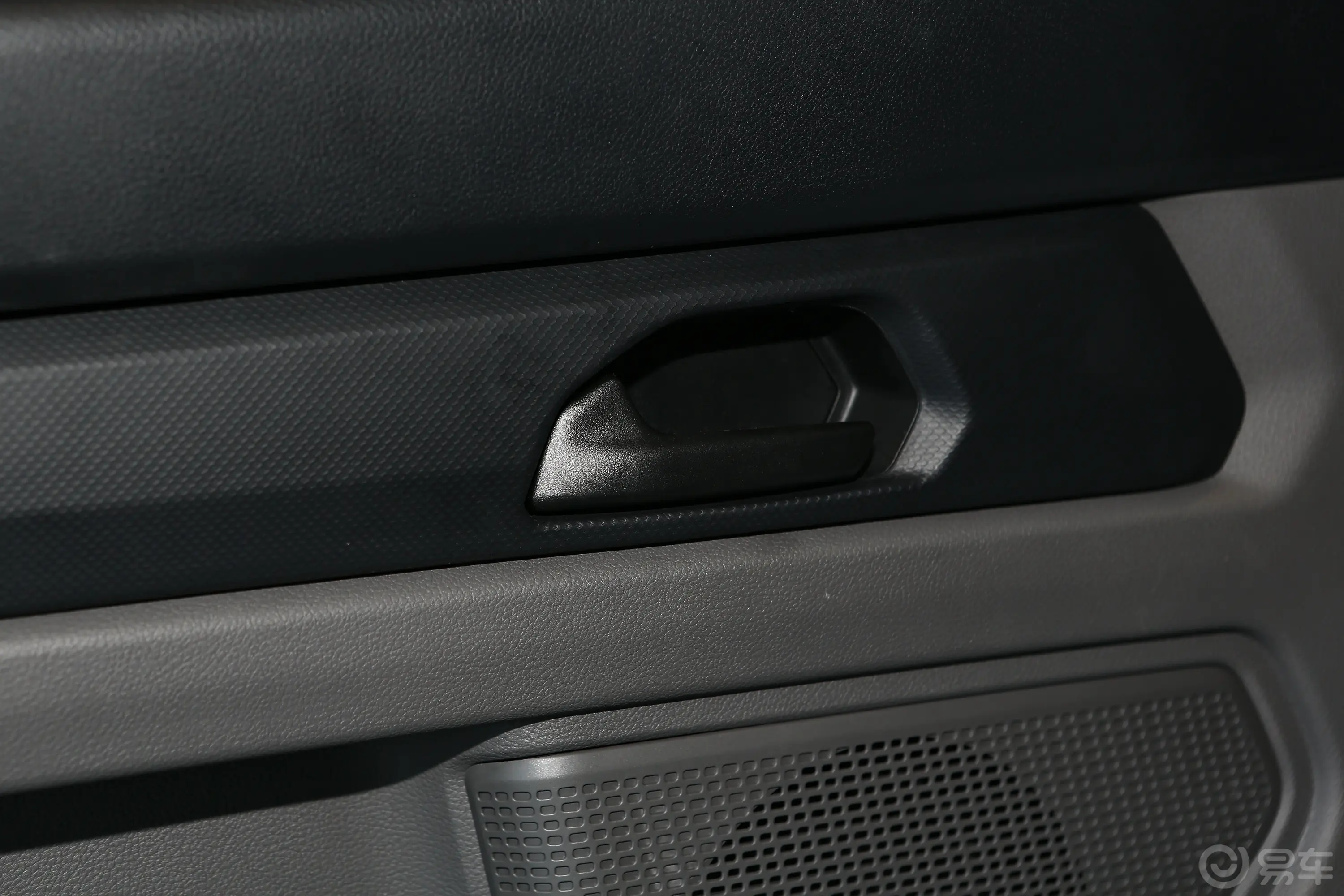 【全顺T82.0T 手动短轴中顶多功能版 6座(3+3)主驾驶位图片-汽车图片大全】-易车