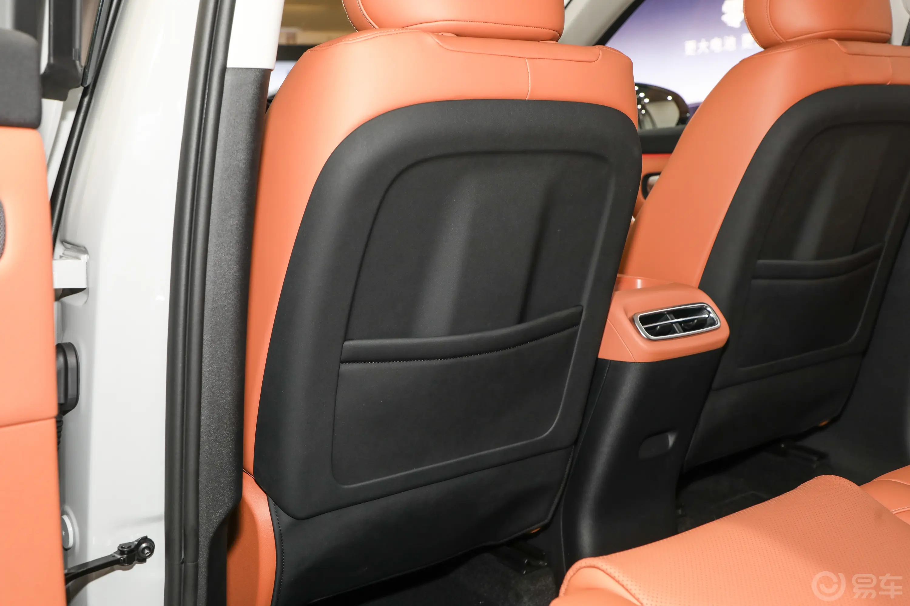 【零跑C10纯电版 530km 530舒享版后排功能图片-汽车图片大全】-易车