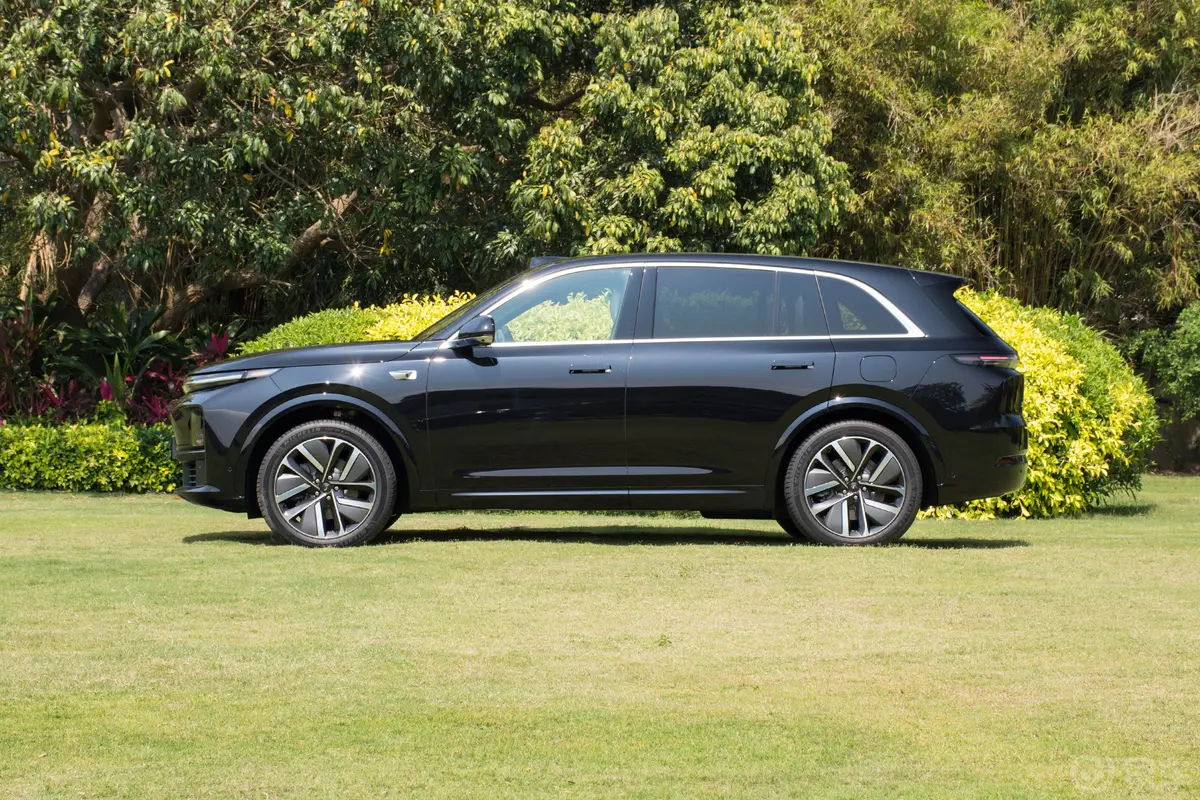 【理想L7L7 Ultra正侧车头向左水平图片-汽车图片大全】-易车