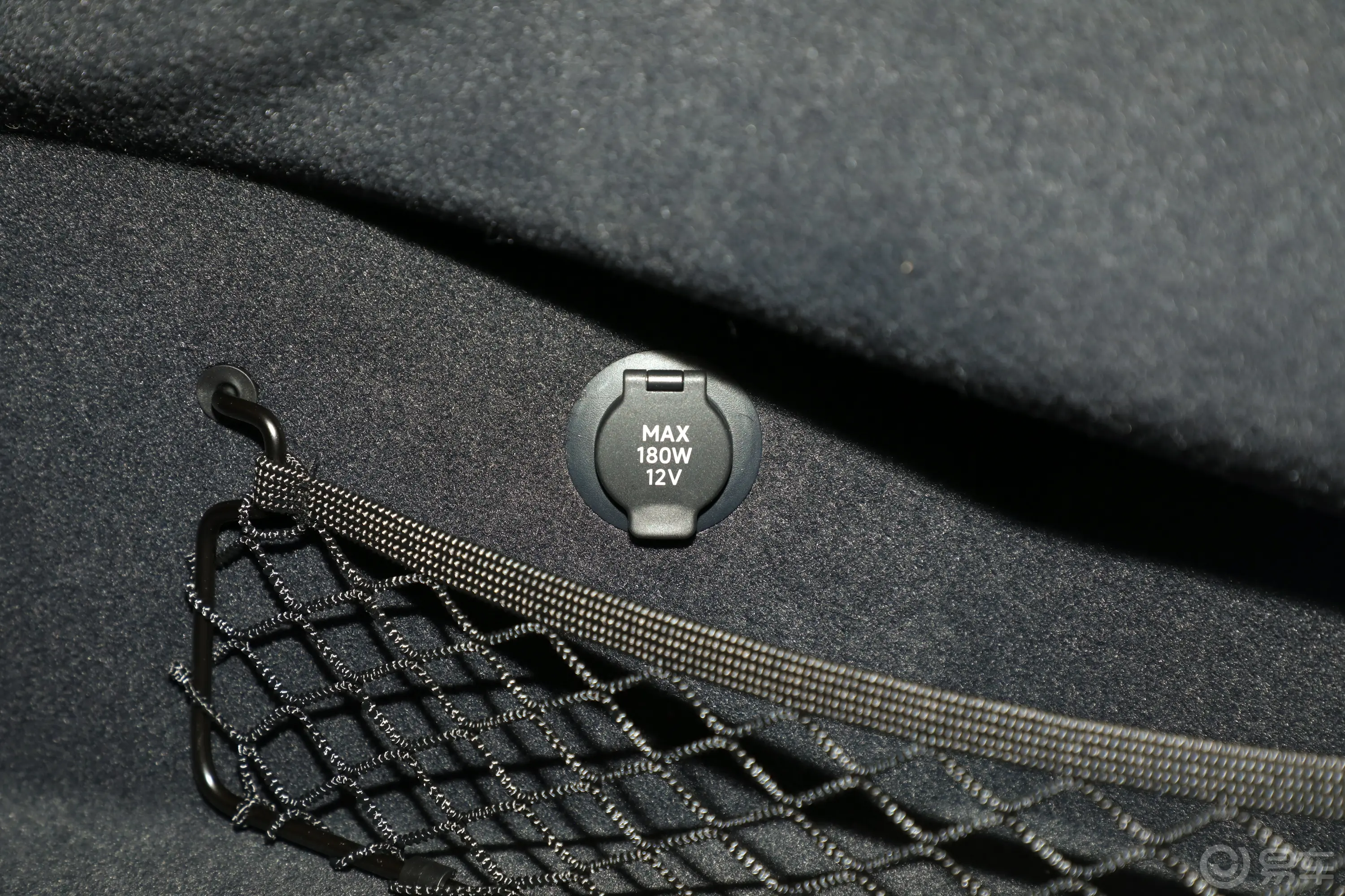 【小米SU7700km 后驱标准长续航智驾版行李厢电源接口图片-汽车图片大全】-易车