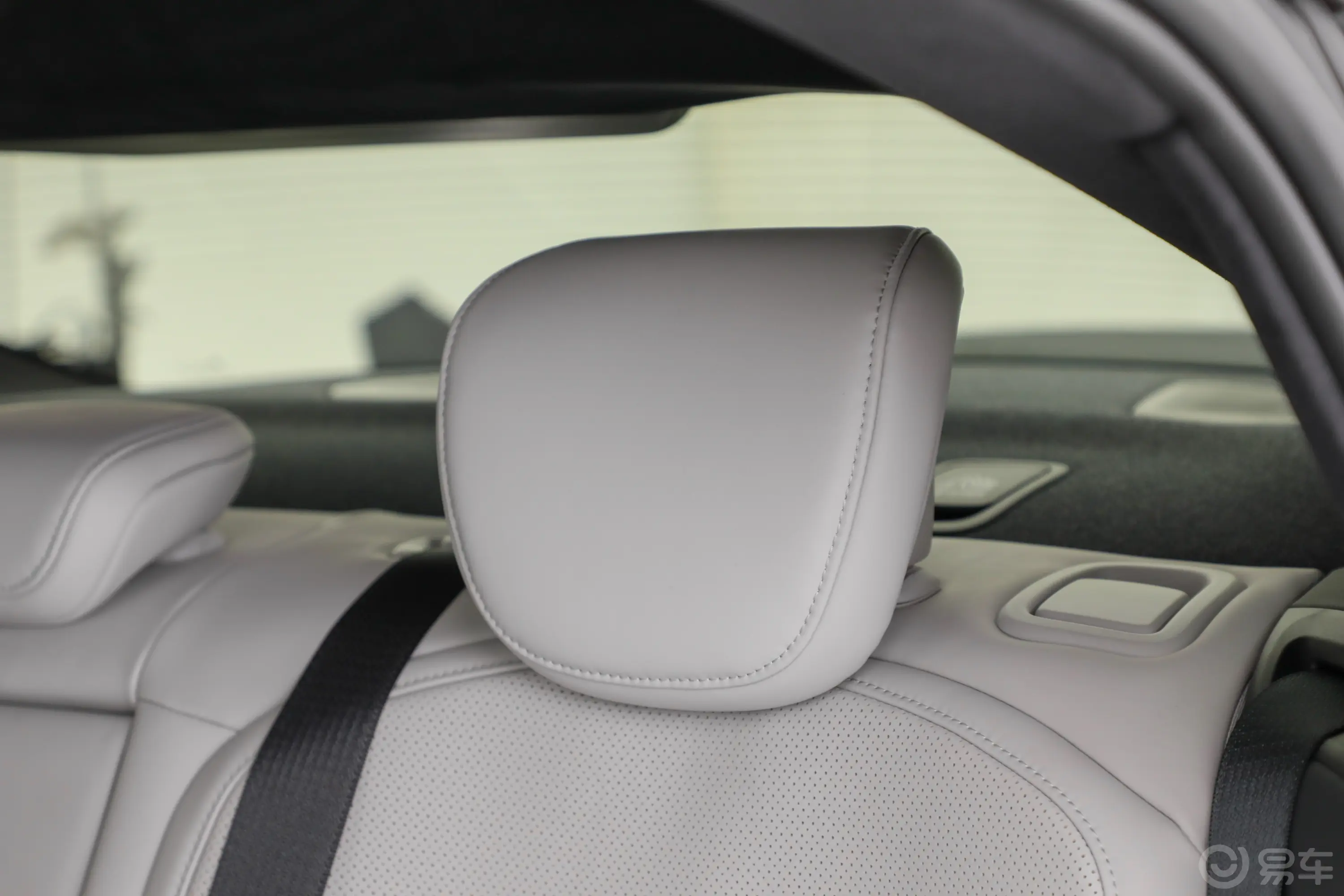 【小米SU7800km 四驱Max超长续航版后排空间图片-汽车图片大全】-易车