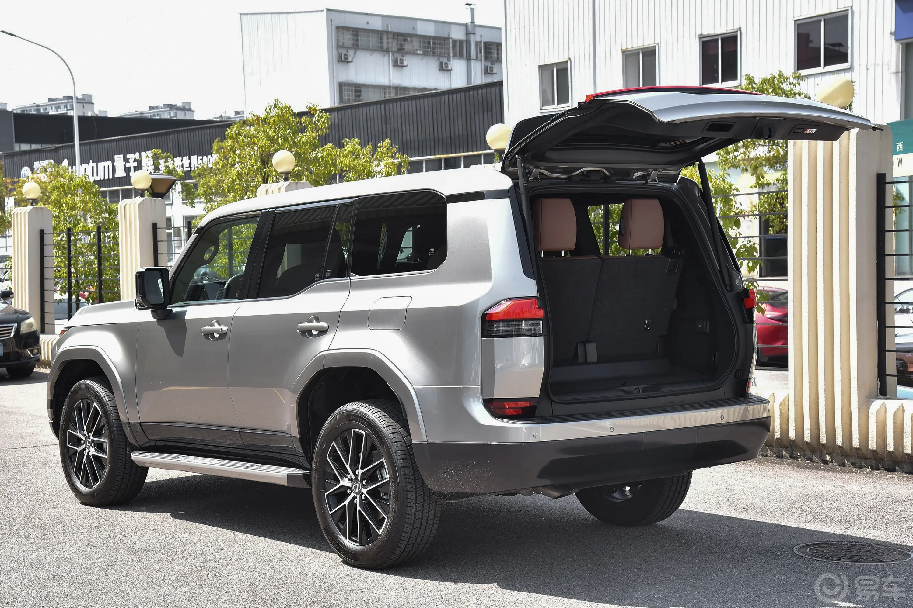 【雷克萨斯GX550h 先峰版 6座后备厢开启45度侧拍图片-汽车图片大全】-易车