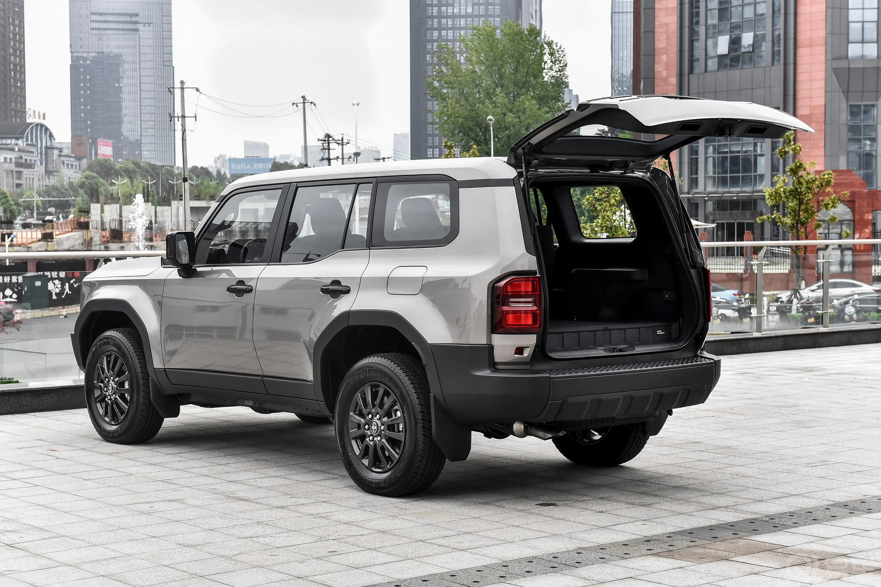 【普拉多双擎 2.4T 穿越BX版 5座后备厢开启45度侧拍图片-汽车图片大全】-易车