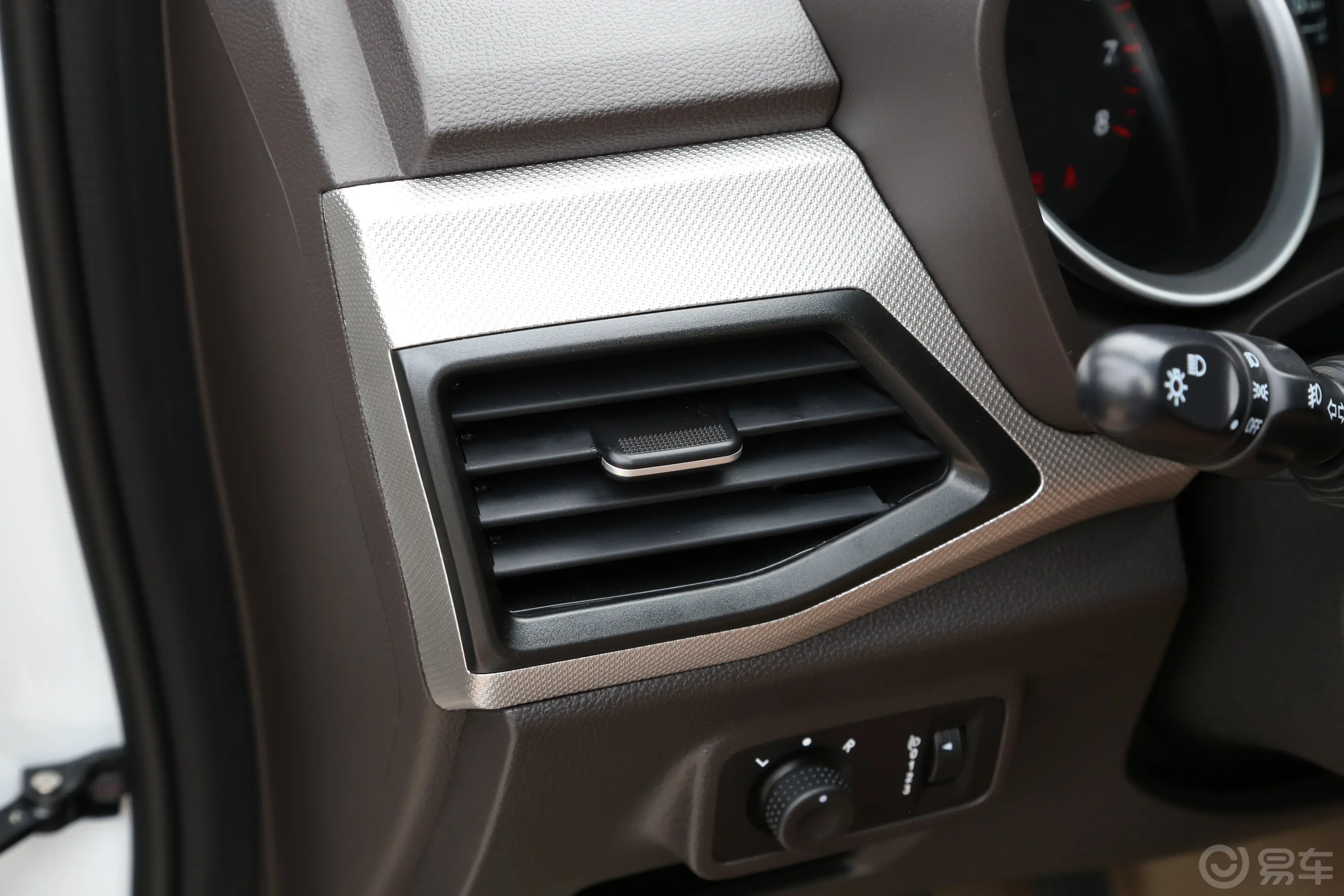 【五菱宏光S1.5L 手动豪华型 7座主驾驶位图片-汽车图片大全】-易车