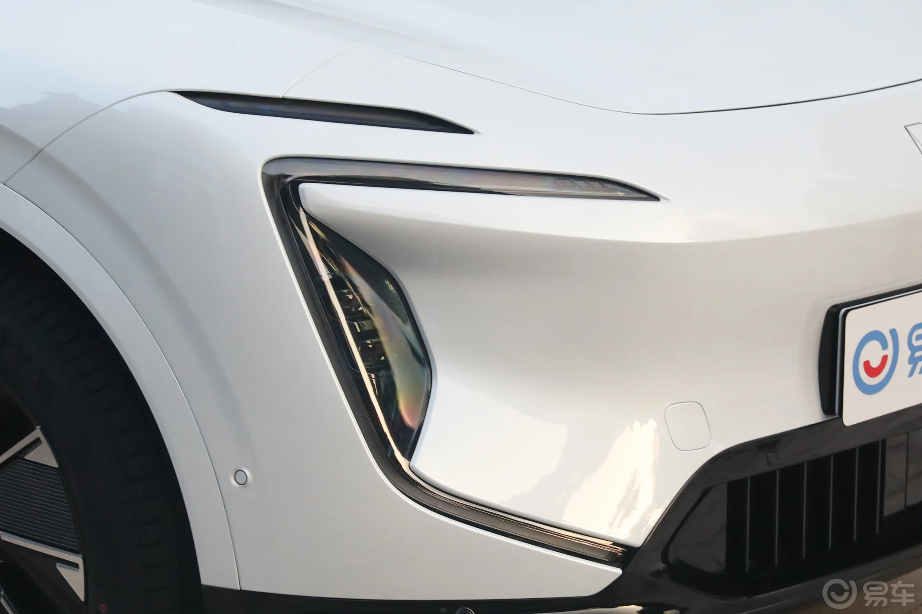 【阿维塔07纯电版 650km 后驱Max大灯侧45度俯拍图片-汽车图片大全】-易车