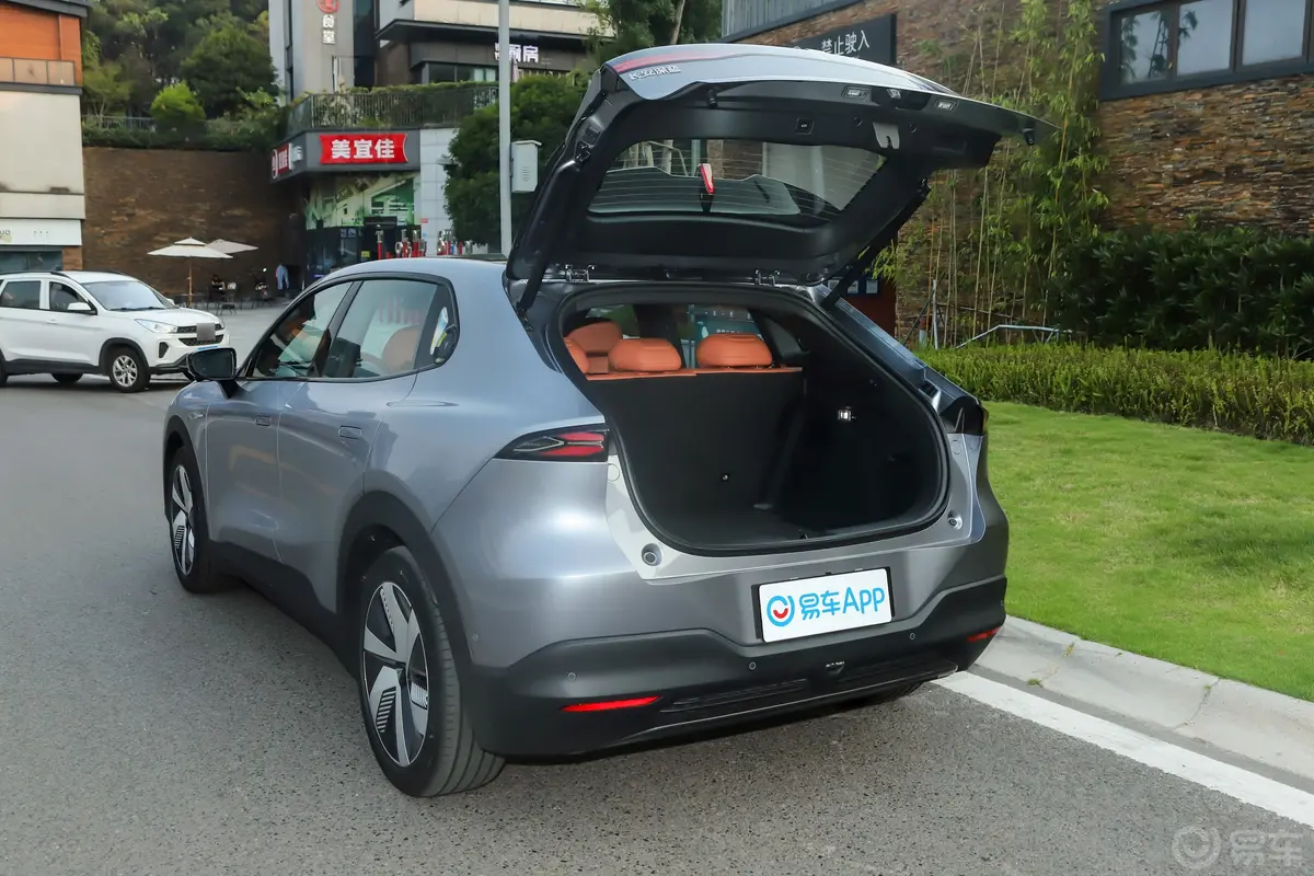 【深蓝S05纯电版 510km 510Ultra后备厢开启45度侧拍图片-汽车图片大全】-易车