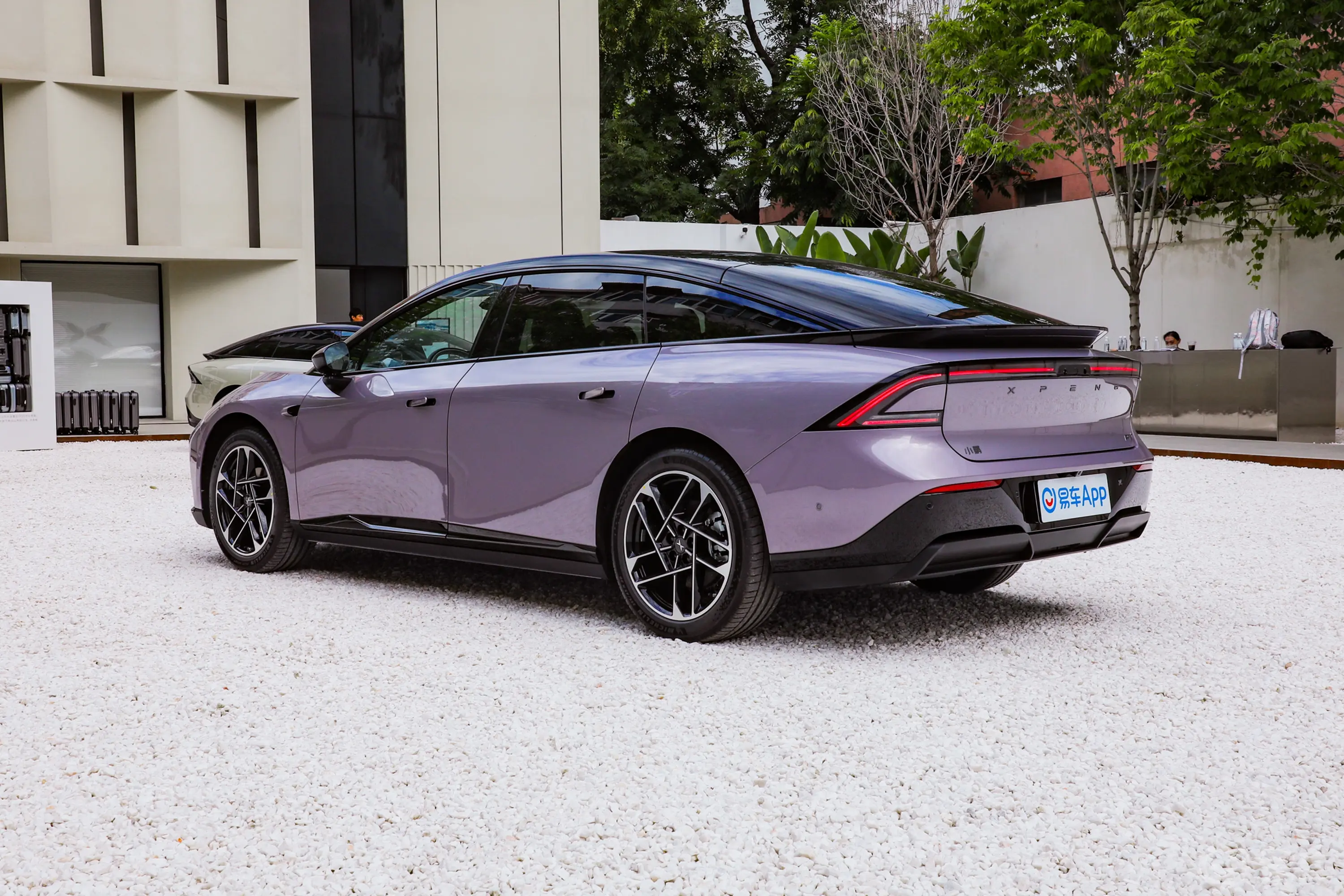 【小鹏P7+710km 超长续航 Max侧后45度车头向左水平图片-汽车图片大全】-易车