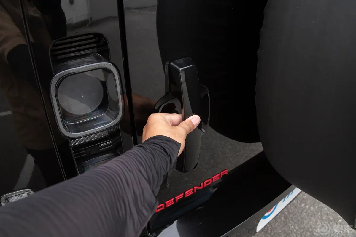 【卫士110 5.0S 525PS V8后备厢图片-汽车图片大全】-易车