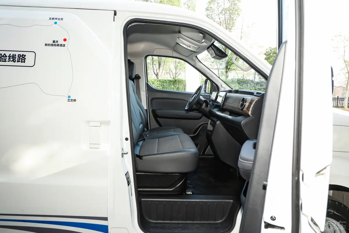 【瑞驰新能源EC75智驾超充版 306km 长续航版超越型Ⅱ空间图片-汽车图片大全】-易车