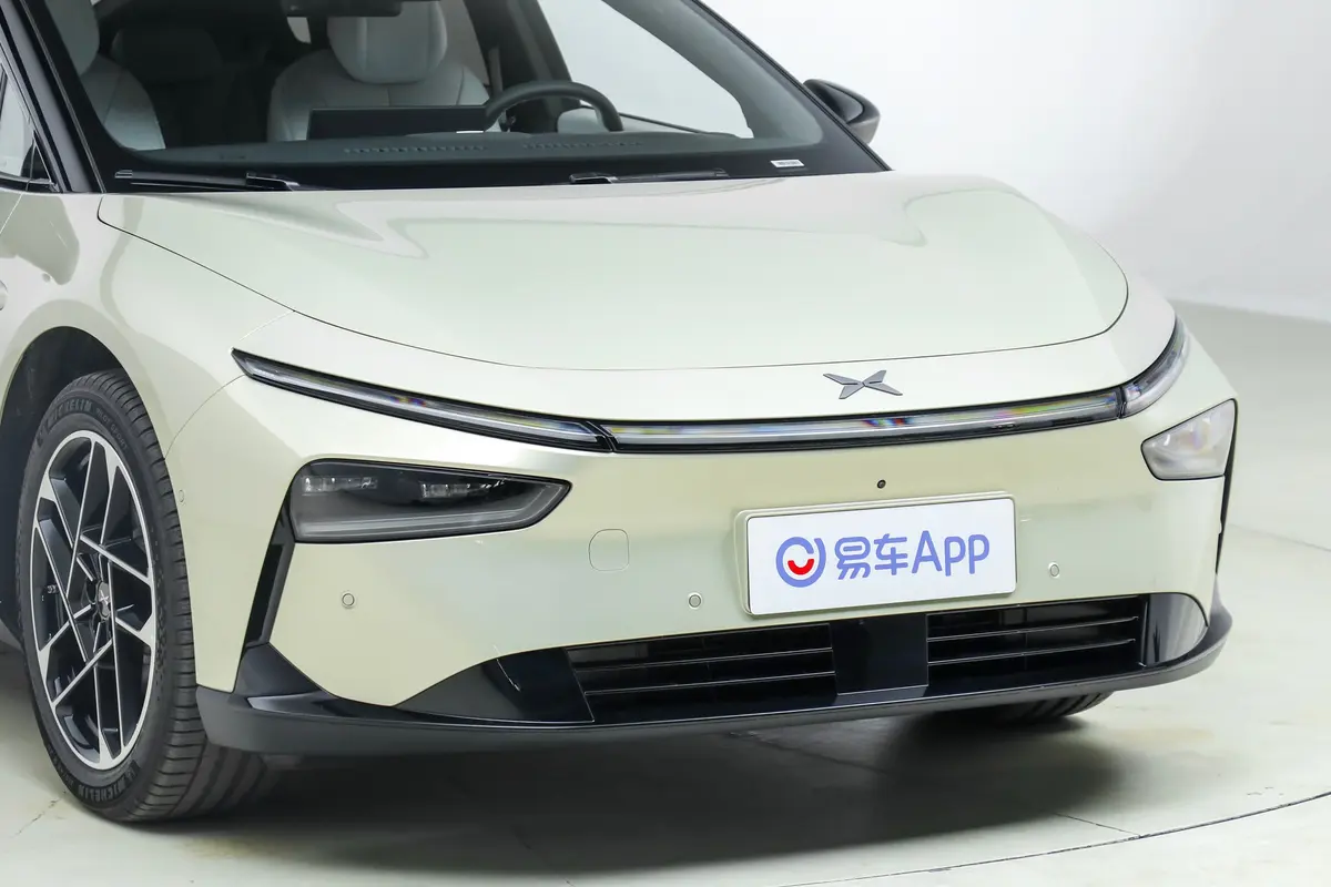 【小鹏P7+725 超长续航 Max前格栅侧俯拍图片-汽车图片大全】-易车