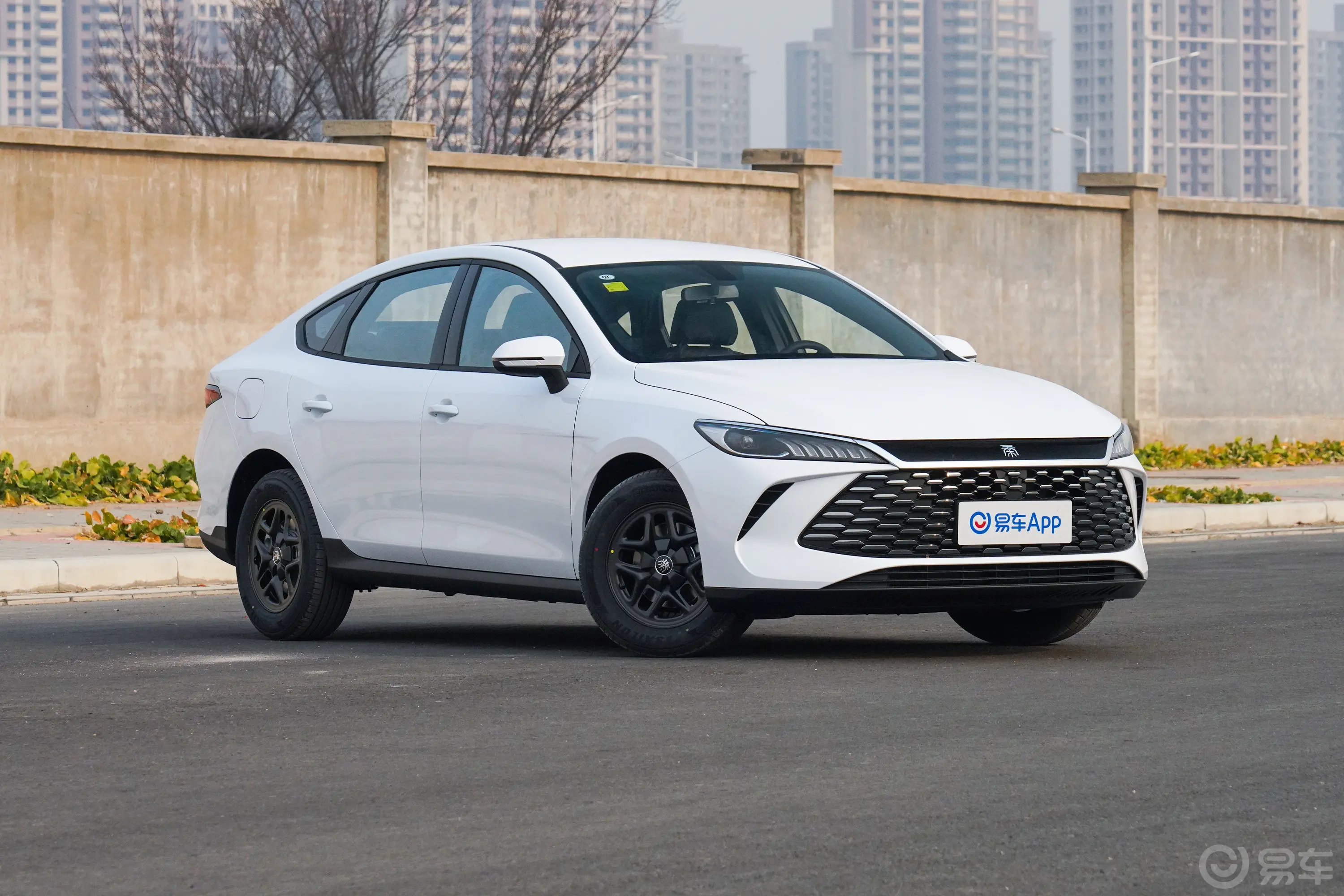 【秦PLUS新能源DM-i 智驾版 1.5L 55km 领先型侧前45度车头向右水平图片-汽车图片大全】-易车