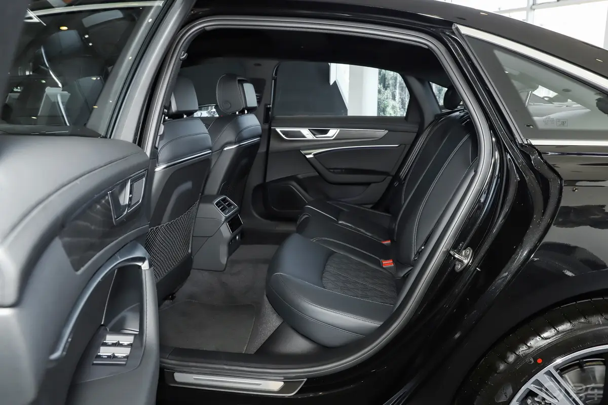 【奥迪A6L改款 45 TFSI quattro 臻选动感型后排空间图片-汽车图片大全】-易车
