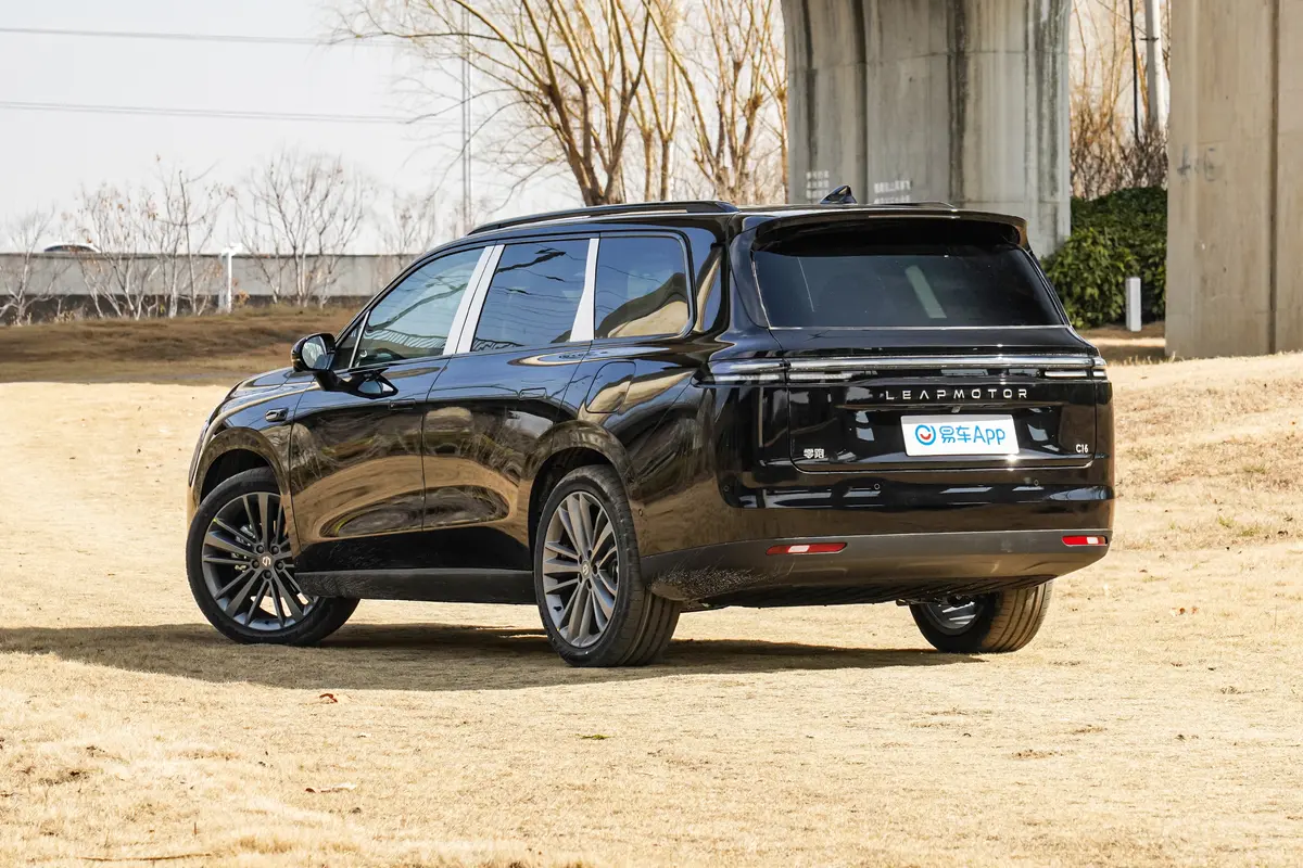 【零跑C16纯电版 580km 尊享版侧后45度车头向左水平图片-汽车图片大全】-易车