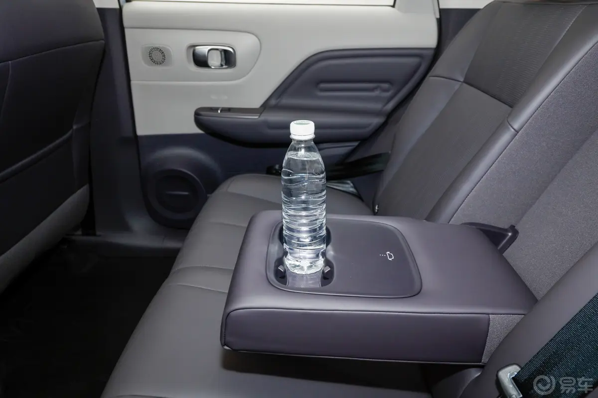【零跑B10600km 激光雷达智驾版后排(第二排)杯架图片-汽车图片大全】-易车