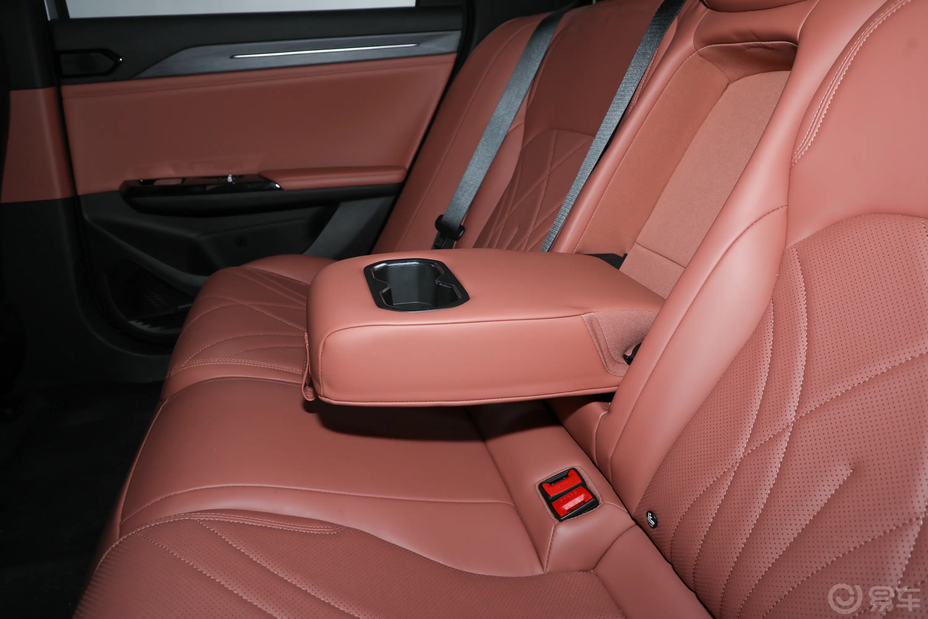 【银河L6EM-i 1.5L 140km 星舰版后排(第二排)中央扶手图片-汽车图片大全】-易车