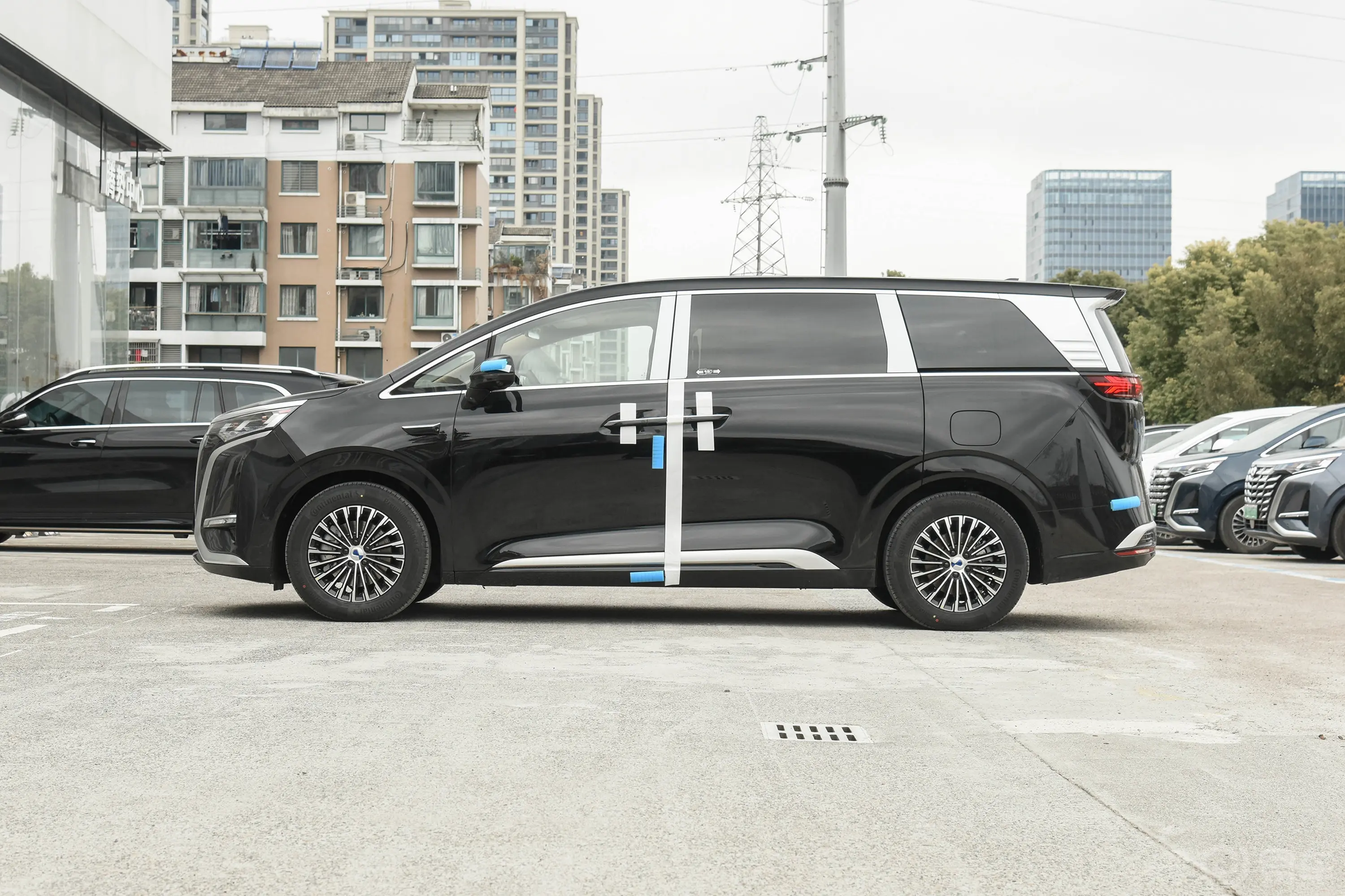 【腾势D9EV 智驾版 620km 前驱豪华型 7座正侧车头向左水平图片-汽车图片大全】-易车