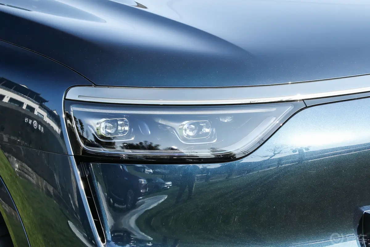 【问界M8增程版 310km Ultra 6座大灯侧45度俯拍图片-汽车图片大全】-易车