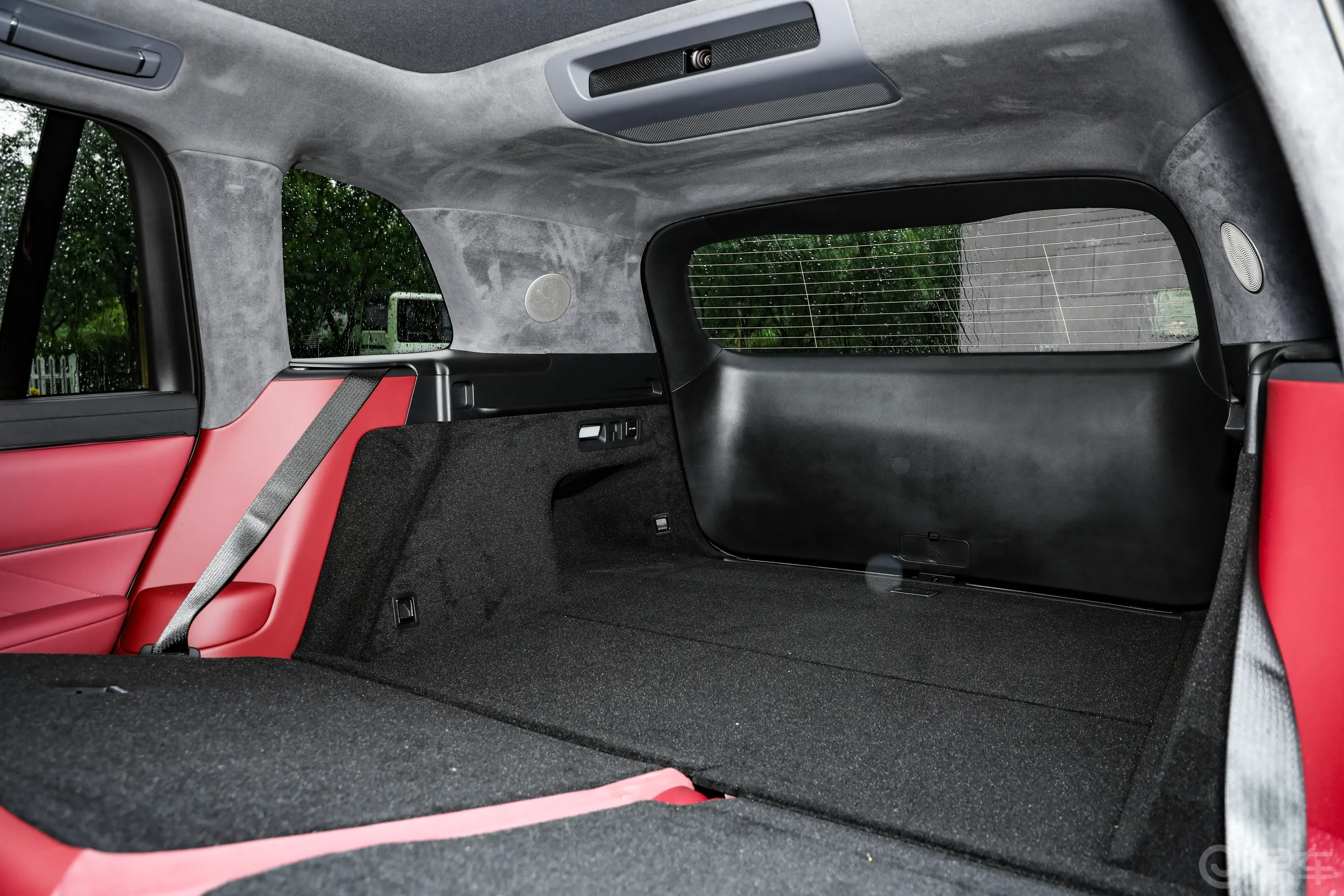 【问界M8纯电版 705km 后驱Max+ 5座后排空间图片-汽车图片大全】-易车