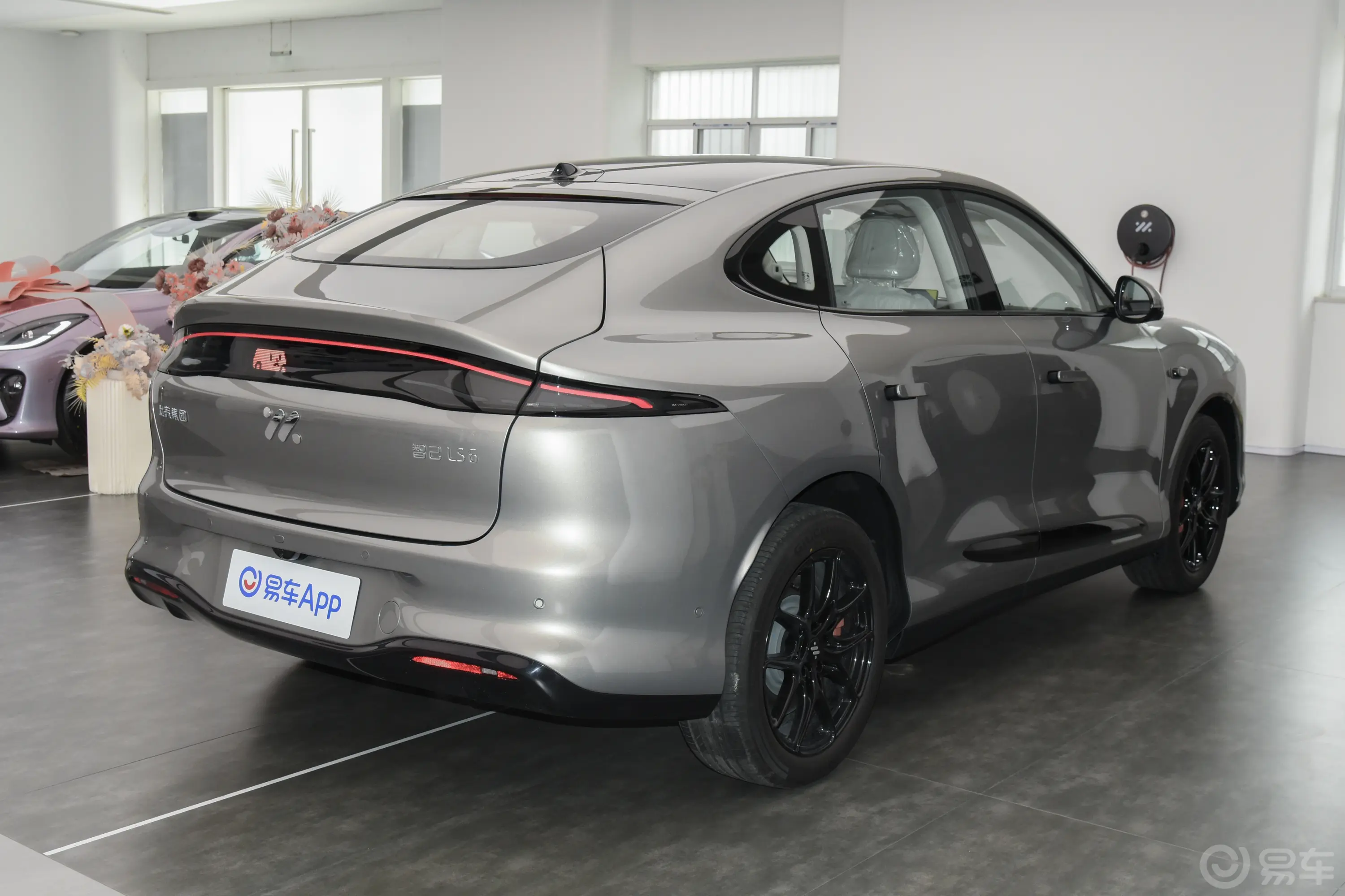 【智己LS6纯电版 650km 后驱Max侧后45度车头向右水平图片-汽车图片大全】-易车